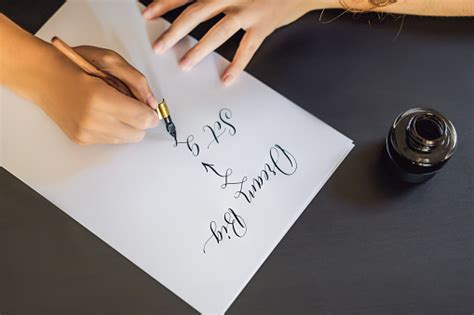 꿈 큰 세트 목표는 행동을 취합니다 젊은 여자는 흰 종이에 문구를 씁니다 인 스크라이브 장식 문자 서 예 그래픽 디자인 레터링 필기 생성 개념 고풍스런에 대한 스톡 사진 및