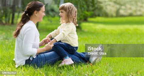 행복한 엄마와 그녀의 아이 딸은 풀밭에 앉아 화창한 날에 함께 즐거운 시간을 보내고 있습니다 복사 공간 2명에 대한 스톡 사진 및 기타 이미지 Istock