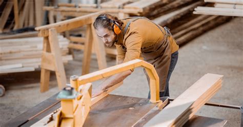가구 제조 창고에서 원형 톱으로 나무 판자를 톱질하는 목공 노동자 사진 Unsplash의 목수 이미지