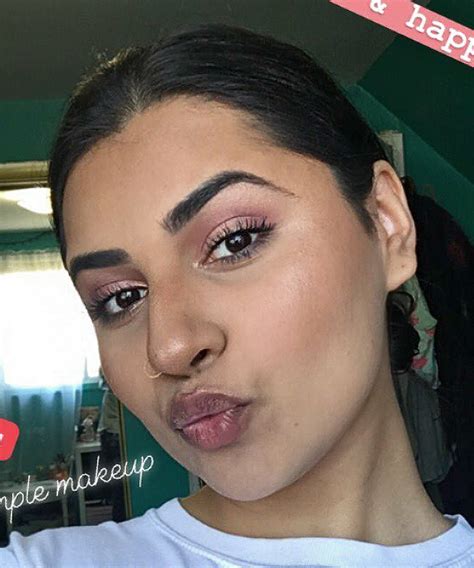 Khizra Cute Selfie Lips Cond0r