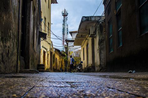 무료 이미지 섬 잔지바르 돌 마을 낮은 각도 골목길 복도 질감이있는 시티 수단 레인 거리 사진술 햇빛 반사 도시의 늙은 도로 하늘 하부