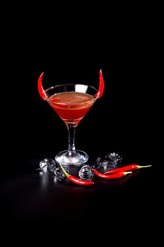 아페리티프는 감귤류 조각으로 만든 레모네이드의 상쾌한 칵테일입니다 시럽과 소다 얼음 조각을 곁들인 청량음료 컨셉 여름 갈증 0명에 대한 스톡 사진 및 기타 이미지 Istock