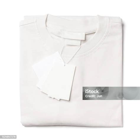 흰색 배경에 빈 종이 라벨이 있는 티셔츠 T 셔츠에 대한 스톡 사진 및 기타 이미지 T 셔츠 공란 접힌 Istock
