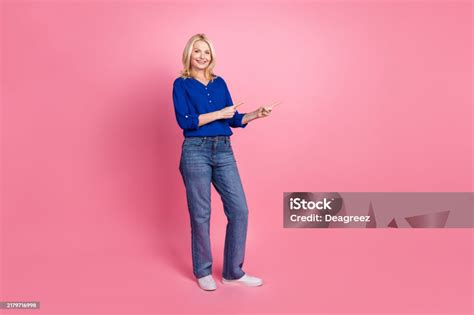 예쁜 고위 여성 포인트 빈 공간을 입고 유행 블루 의상 절연 핑크 컬러 배경의 전체 크기 사진 45 49세에 대한 스톡 사진 및 기타 이미지 Istock