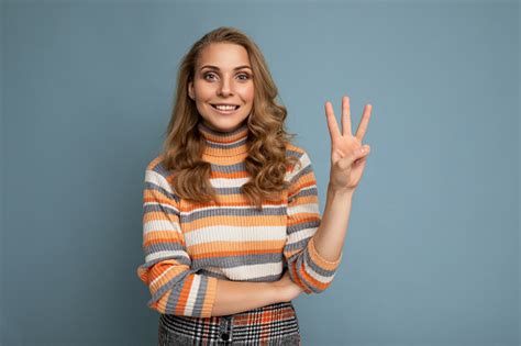 카피 공간으로 배경에 고립 된 세련된 옷을 입고 세 손가락을 보여주는 진지한 감정을 가진 젊은 긍정적 인 행복한 미소 아름다운 여성의 사진 3 명에 대한 스톡 사진 및 기타