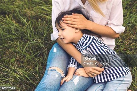자른된 이미지의 귀여운 어린 소녀 그녀의 어머니 야외 포용 어머니와 딸이 공원에서 푸른 잔디에 누워 사랑 하 엄마와 껴 안고 아이 밖에 서 재미 함께 좋은 관계 2명에 대한