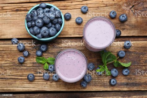 나무 테이블에 민트와 신선한 딸기를 곁들인 블루베리 스무디 잔 평평하게 누워 0명에 대한 스톡 사진 및 기타 이미지 0명 건강한 생활방식 건강한 식생활 Istock