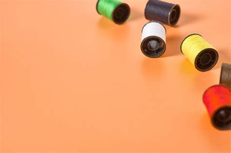 작업장에서 오렌지 재단사 책상에 화려한 스레드와 흩어져 스풀 텍스트를 위한 공간 개념에 대한 스톡 사진 및 기타 이미지 개념