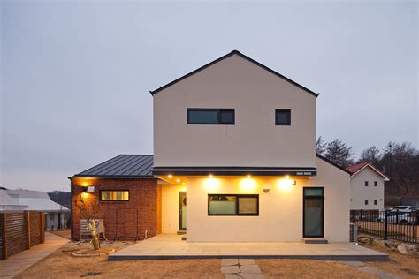 서로 다른 마감으로 두가지 멋이 공존하는 목조주택 House Styles Mansions Home Decor