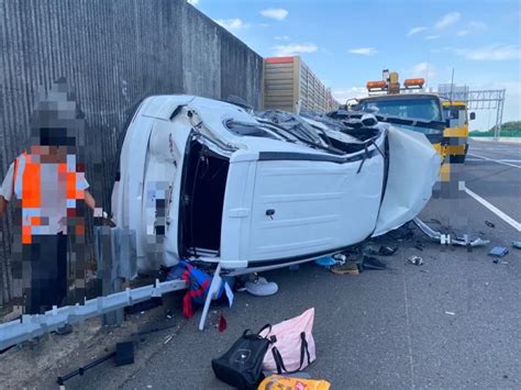 國道車禍！閃避變換車道車輛 休旅車失控自撞護欄翻覆釀兩傷