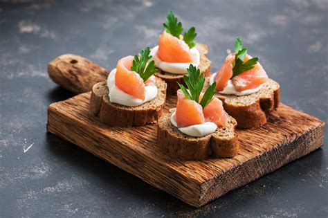 빨간 물고기 부드러운 치즈 호 밀 빵에 파 슬 리와 샌드위치 선택적 초점 소프트치즈에 대한 스톡 사진 및 기타 이미지 소프트치즈 카나페 0명 Istock