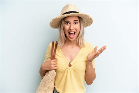 Sentirse Feliz Sorprendido Al Darse Cuenta De Una Solución O Idea Foto Premium