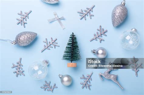 파스텔 블루 배경에 크리스마스 구성 전나무 나무와 실버 장식 크리스마스 겨울 설날 컨셉 개념에 대한 스톡 사진 및 기타 이미지 Istock
