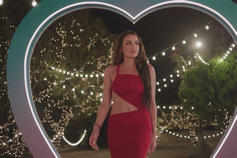 Love Islands First American Bombshell To Enter Show Tonight