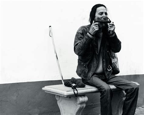 거리 사진 거리 예술가 거리 음악가 공공 장소 공연 기와 까만 재킷 나타내는 남자 연주 도시 생활 도시의 삶 문화 뮤지션 미니멀리스트 버스킹 벤치