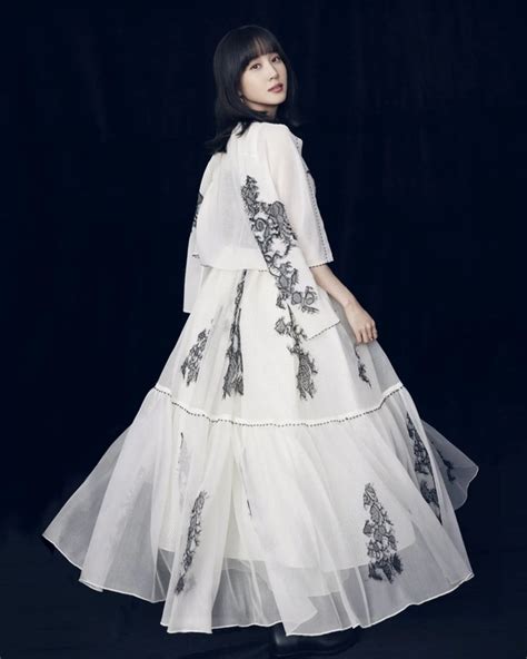 Inspirasi Outfit Classy Dan Vintage Ala Park Eun Bin Di Pemotretan