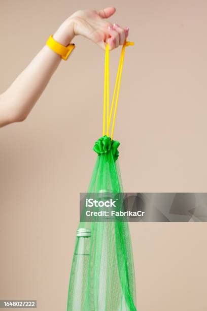 재사용 가능한 유리 물병이 있는 메쉬 백 지속 가능한 라이프 스타일 제로 웨이스트 개념 플라스틱이 없습니다 가방에 대한 스톡 사진 및 기타 이미지 Istock