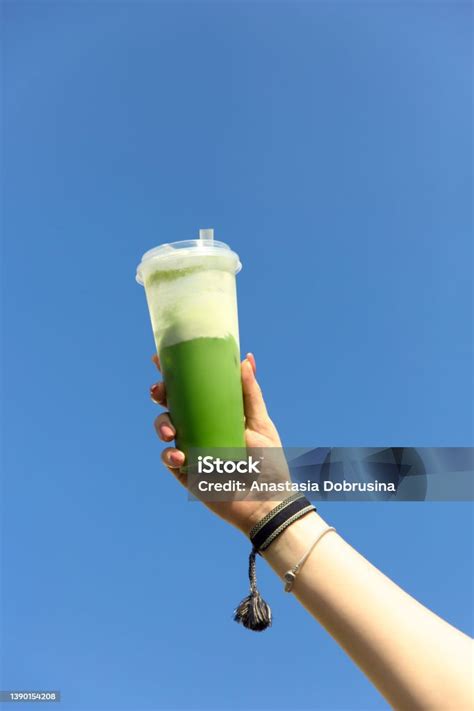 푸른 하늘 배경에 손에 일회용 플라스틱 컵에 건강한 음료를 테이크 아웃하십시오 버블티에 대한 스톡 사진 및 기타 이미지