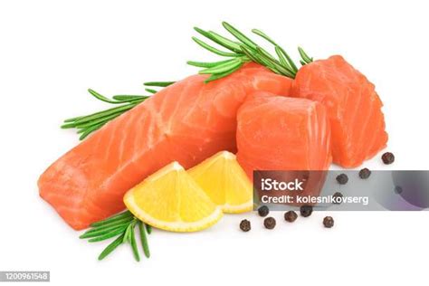 로즈마리 레몬 페퍼콘을 곁들인 생 연어 조각 큐브가 흰색 배경에 고립되어 있습니다 0명에 대한 스톡 사진 및 기타 이미지 0명 3가지 개체 가까운 Istock