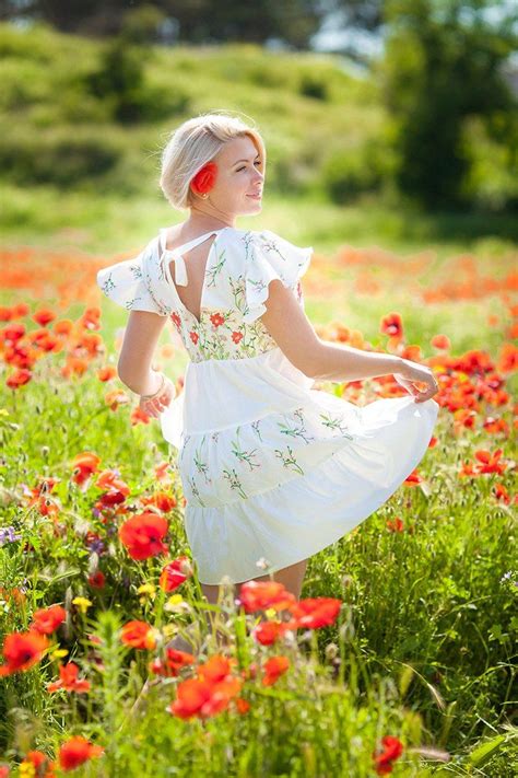 Индивидуальная фото прогулка на маковом поле в Крыму Фотограф в Крыму Фотосессия в маках