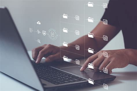 Ftp 파일 수신기 및 컴퓨터 백업 복사본 파일 공유 아이소메트릭 인터넷 클라우드 기술로 정보와 데이터를 교환합니다 문서 전송을 위한 디지털 시스템 다운로드에 대한 스톡