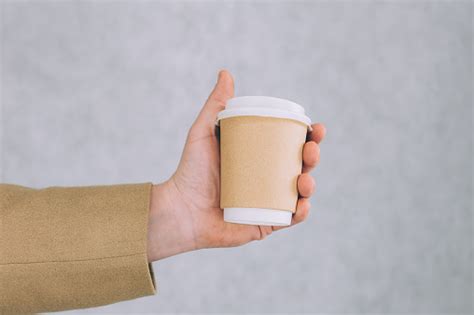 한 남자가 가벼운 배경에서 커피와 차를 위한 종이 컵을 모형으로 들고 있습니다 구이에 대한 스톡 사진 및 기타 이미지 구이 남자 남자들만 Istock