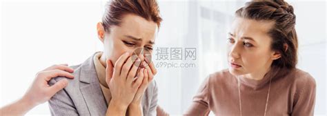女在治疗会议中安慰另一位哭泣的女高清图片下载 正版图片503397594 摄图网