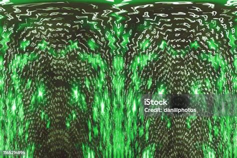 녹색 매트릭스 디지털 배경입니다 왜곡된 사이버 공간 개념 캐릭터가 아래로 떨어집니다 기호 스트림에서 행렬 가상 현실 디자인