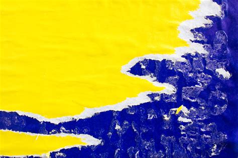 노란색과 파란색 오래된 찢어진 종이 포스터와 간판에 접착제의 더러운 흔적이있는 플래카드 0명에 대한 스톡 사진 및 기타 이미지