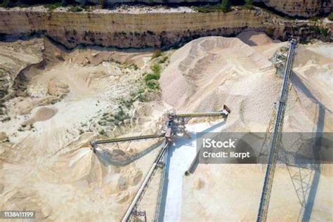 큰 채 석 장에 있는 돌 분류 컨베이어 벨트하향식 공중 보기 건설 산업에 대한 스톡 사진 및 기타 이미지 건설 산업 건설 현장 공중 뷰 Istock