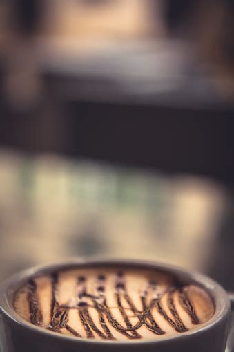 빈티지 보라색 색조 색상 복사 공간에에서 배경 흐리게에 시럽으로 향기로운 커피 카푸치노 한잔 갈색에 대한 스톡 사진 및 기타 이미지 Istock