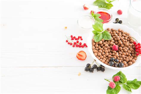 딸기 라즈베리 블랙 건포도와 붉은 건포도와 우유 건강 하고 맛있는 아침 식사 초콜릿 공 달콤한 코코아 초콜릿 설탕 시리얼 퍼프 0명에 대한 스톡 사진 및 기타 이미지