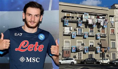 ნაპოლის ქუჩებში ხვიჩა კვარაცხელიას გამოსახულებიანი პირსახოცები გადმოფინეს ამაღელვებელი