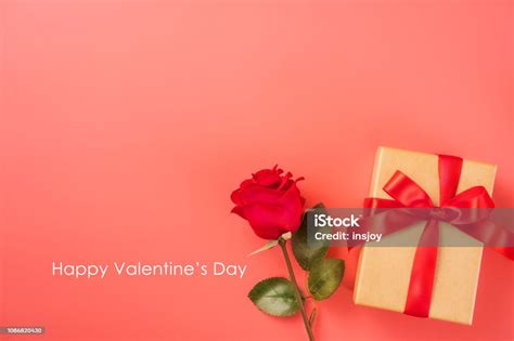 빨간 리본 및 2019 살아있는 산호 발렌타인 기념일 어머니의 날 복사 공간 개념의 최신 유행 색상에 로즈 선물 상자 보기 가기