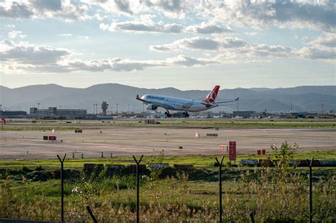 바르셀로나를 배경으로 도시 스카이 라인과 함께 엘 프라트 공항에 착륙하는 터키 항공 비행기 0명에 대한 스톡 사진 및 기타 이미지 0명 Airbus Turkish