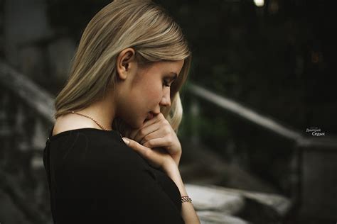 Фото Девушка блондинка с опущенной головой By Дмитрий Седых