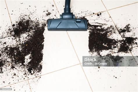 바닥에 먼지를 진공 청소기로 청소 하는 동안 사용 되 고 현대 진공 청소기의 어두운 머리 청소 서비스 개념입니다 청소기 Hoovering의 과정 가사 집안일에 대한 스톡