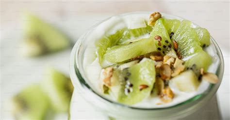 하얀 접시 위에 음식으로 가득 찬 유리병 사진 Unsplash의 그 라 놀라 이미지