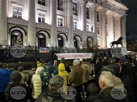 Седма поредна седмица граждани протестират в центъра на София с искане за съдебна реформа Утро