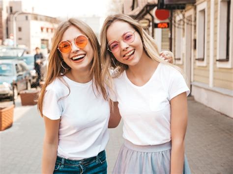 Portrait de deux jeunes belles filles blondes souriantes hipster dans des vêtements de t shirt