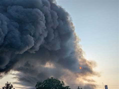 Нові фото та відео з місця удару ракетами та дронами у Миколаївській області пожежу ліквідовано