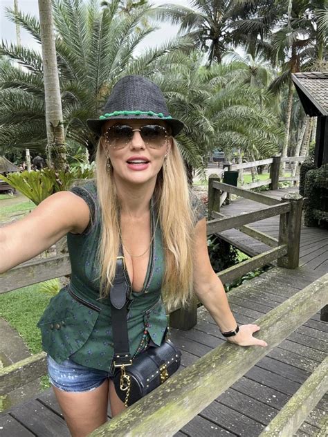 Бояна Шарлопова изпоти мрежата с това деколте СНИМКИ Vip