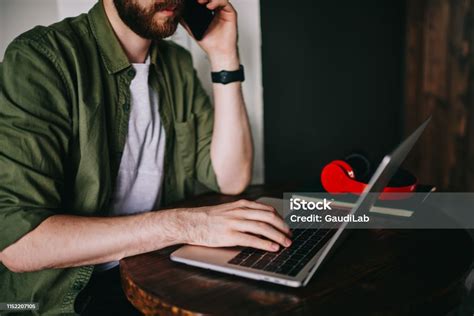 스마트 폰을 사용 하 여 친구를 호출 하 고 노트북으로 추종자 들과 채팅 하는 힙 스 터 블로거 남자의 자른 사진 대화를 위한 휴대 전화 응용 프로그램을 사용 하 여