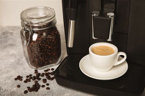 주방 내부에 컵이 있는 현대적인 에스프레소 커피 머신 신선한 커피를 만드는 기계 커피 하우스 개념입니다 텍스트를 위한 위치입니다