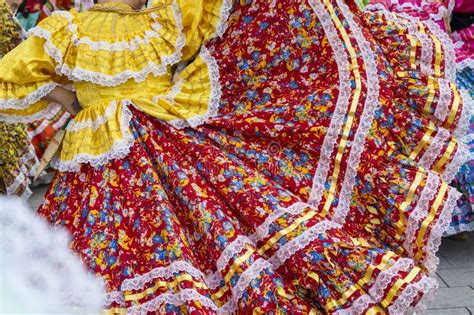 Colorful Clothes Traditional Mexican Folklore Dancers Motion Stock