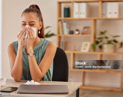 비즈니스 아픈 여성 조직 재채기 및 일 중독 과로 및 독감 감염 직장에서 안전한 여성 직원 또는 컨설턴트 화장지 또는 질병에 걸린 바이러스 18 19세에 대한 스톡 사진 및
