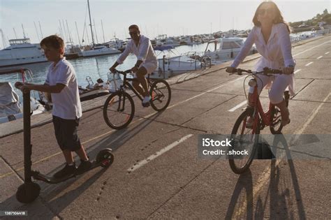 함께 바다에서 아름다운 아침을 즐기는 행복한 가족 자전거를 타고 부모와 전기 스쿠터를 타고 아들 선택적 초점 3 명에 대한 스톡 사진 및 기타 이미지 Istock