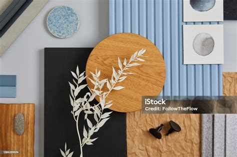 나무 직물 페인트 라멜라 패널 및 타일샘플이 있는 창의적인 건축가 무드보드 구성의 평평한 평지 천연 소재 블랙 블루 라이트 그레이 컬러 팔레트 공간을 복사합니다 템플렛 무드