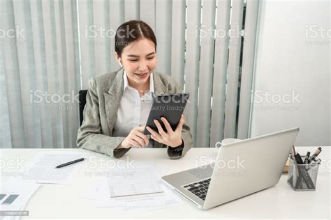 전문 마케팅 리더는 심층 분석 태블릿을 사용하여 조직 구조를 발전시키고 통신 작업에 랩톱을 사용하고 현대 사무실에서 작동합니다 20 24세에 대한 스톡 사진 및 기타 이미지