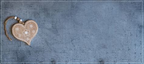 회색 표면에 갈색 하트 펜던트 · 무료 스톡 사진